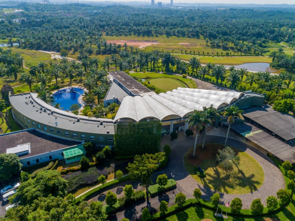 Explore Senibong Golf Club Near Second Link -SGJB Taxis